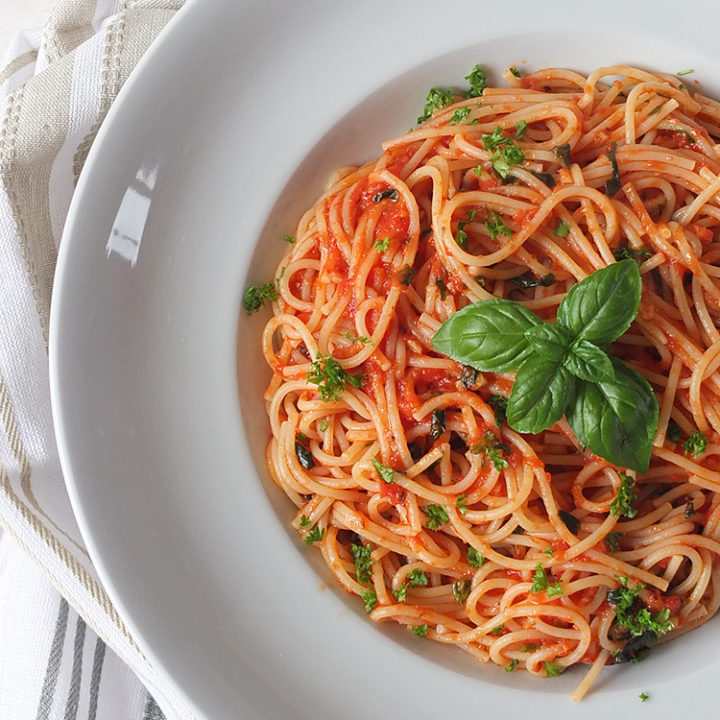 15-Minute Chilli Spaghetti Recipe for Two - Elizabeth's Kitchen Diary